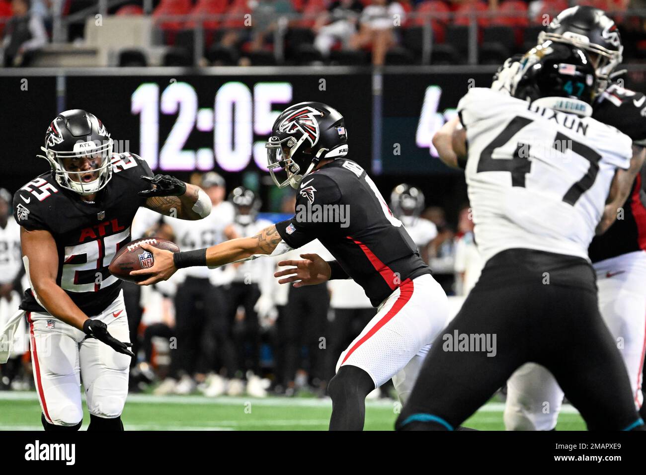 Atlanta Falcons running back Tyler Allgeier (25) takes the handoff ...