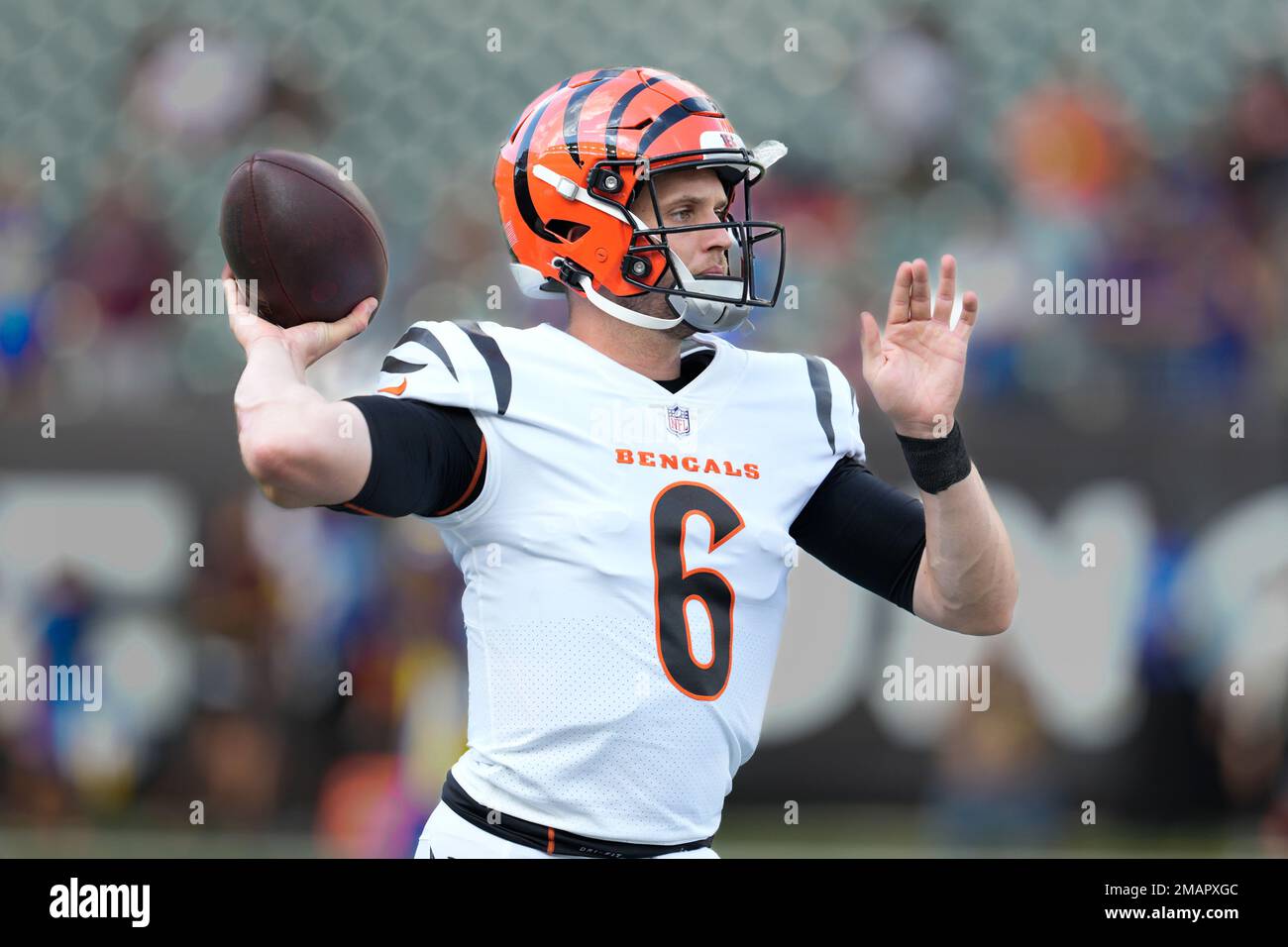 Cincinnati Bengals quarterback Jake Browning (6) throws before a ...