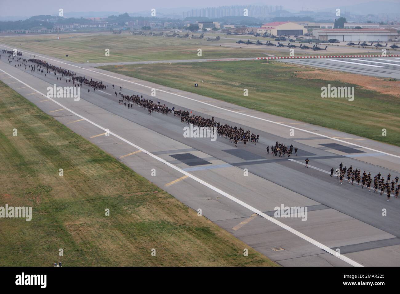 The 2nd Combat Aviation Brigade makes their way down Desiderio airfield ...