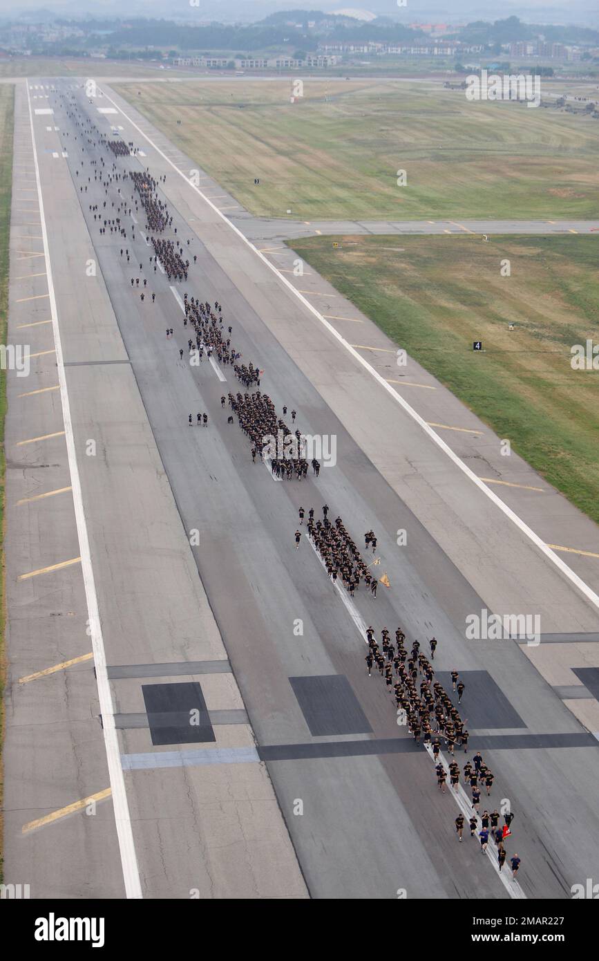 The 2nd Combat Aviation Brigade makes their way down Desiderio airfield ...