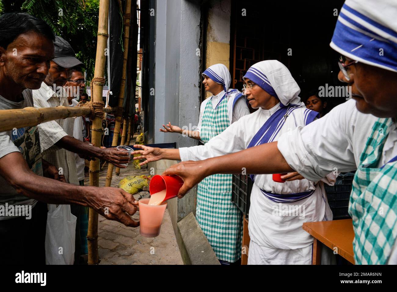 Nuns of the Missionaries of Charity, the order founded by Saint Teresa ...