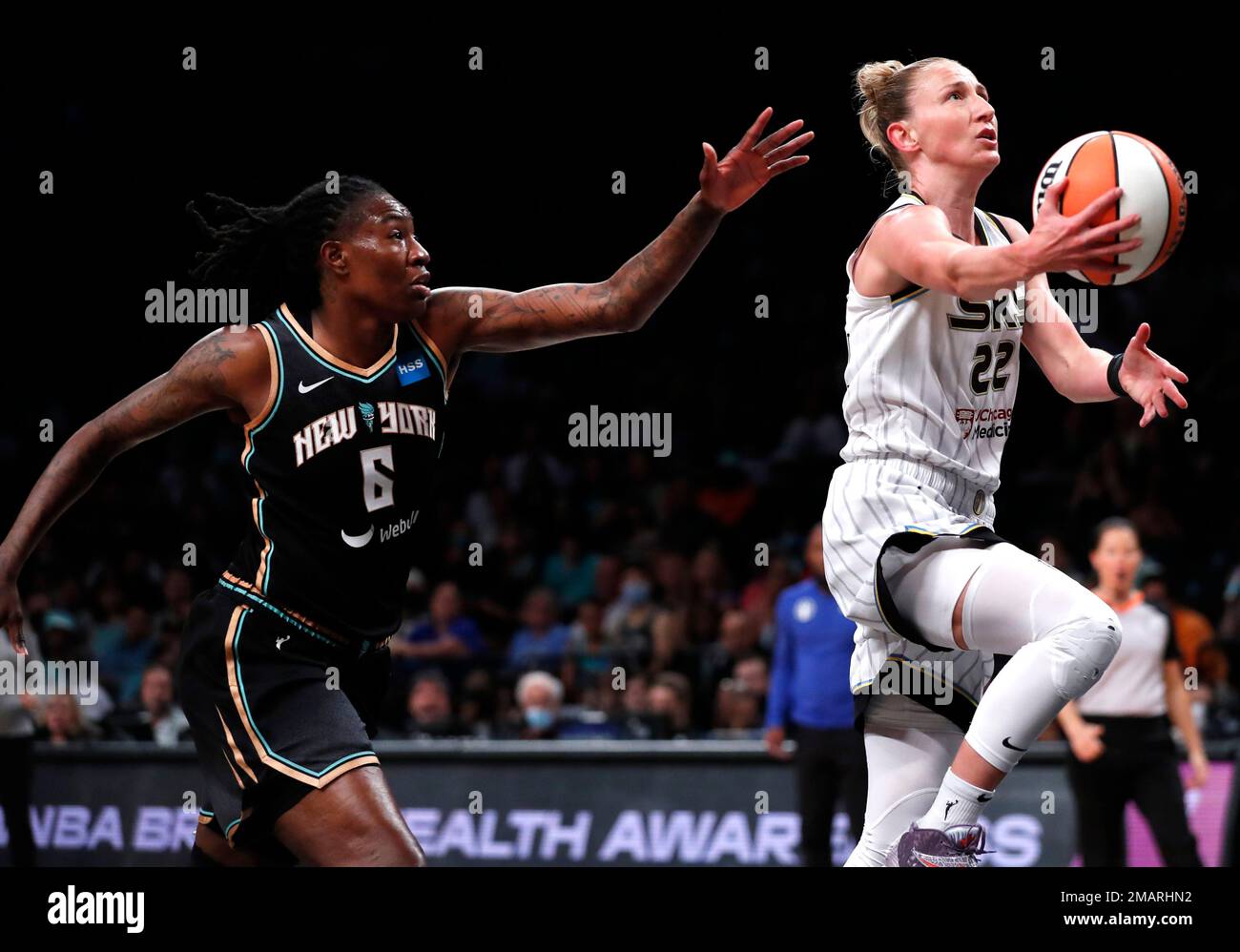 Chicago Sky guard Courtney Vandersloot (22) drives to the basket ...