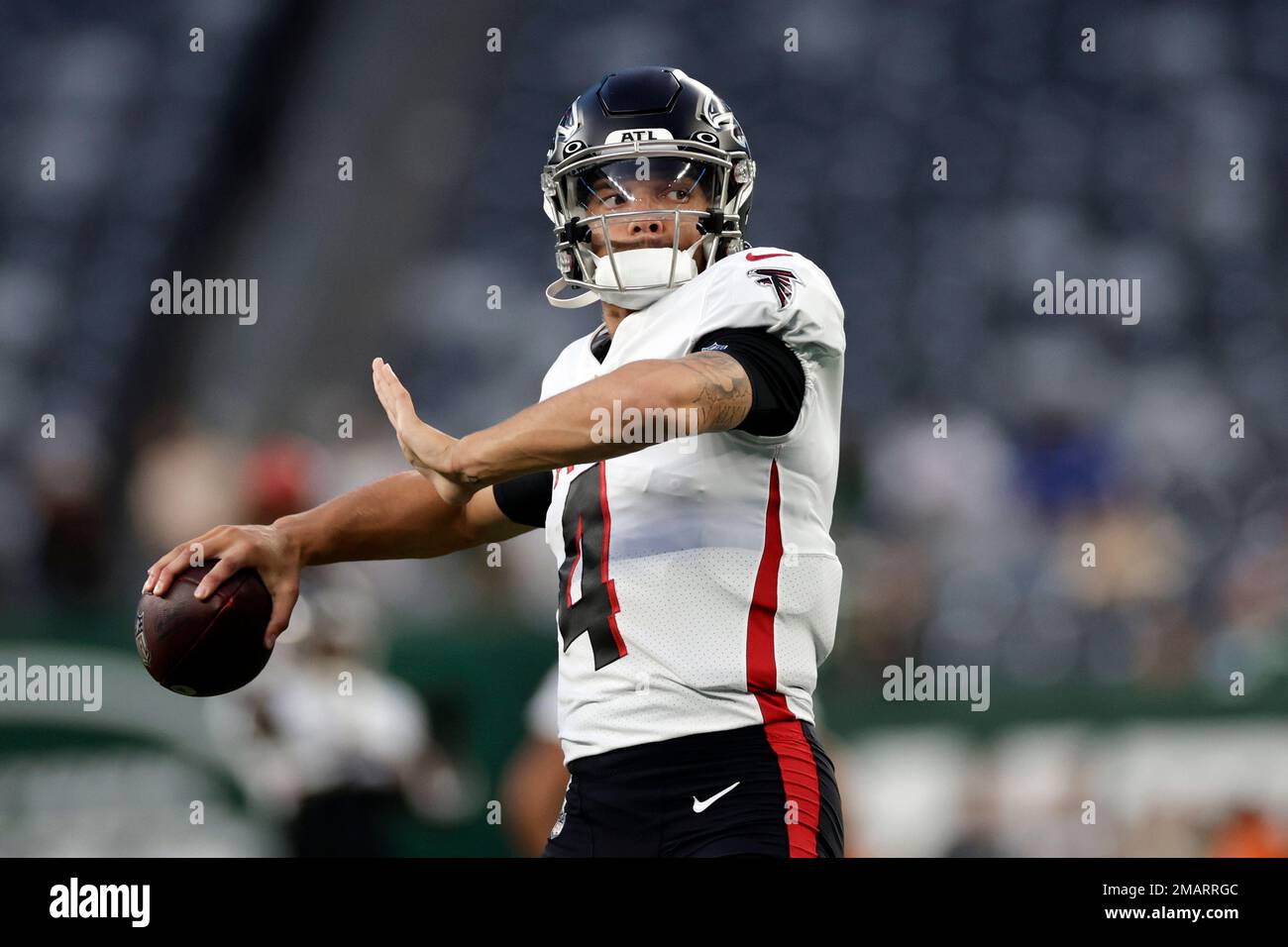 Atlanta Falcons quarterback Desmond Ridder (4) warms up before an NFL ...