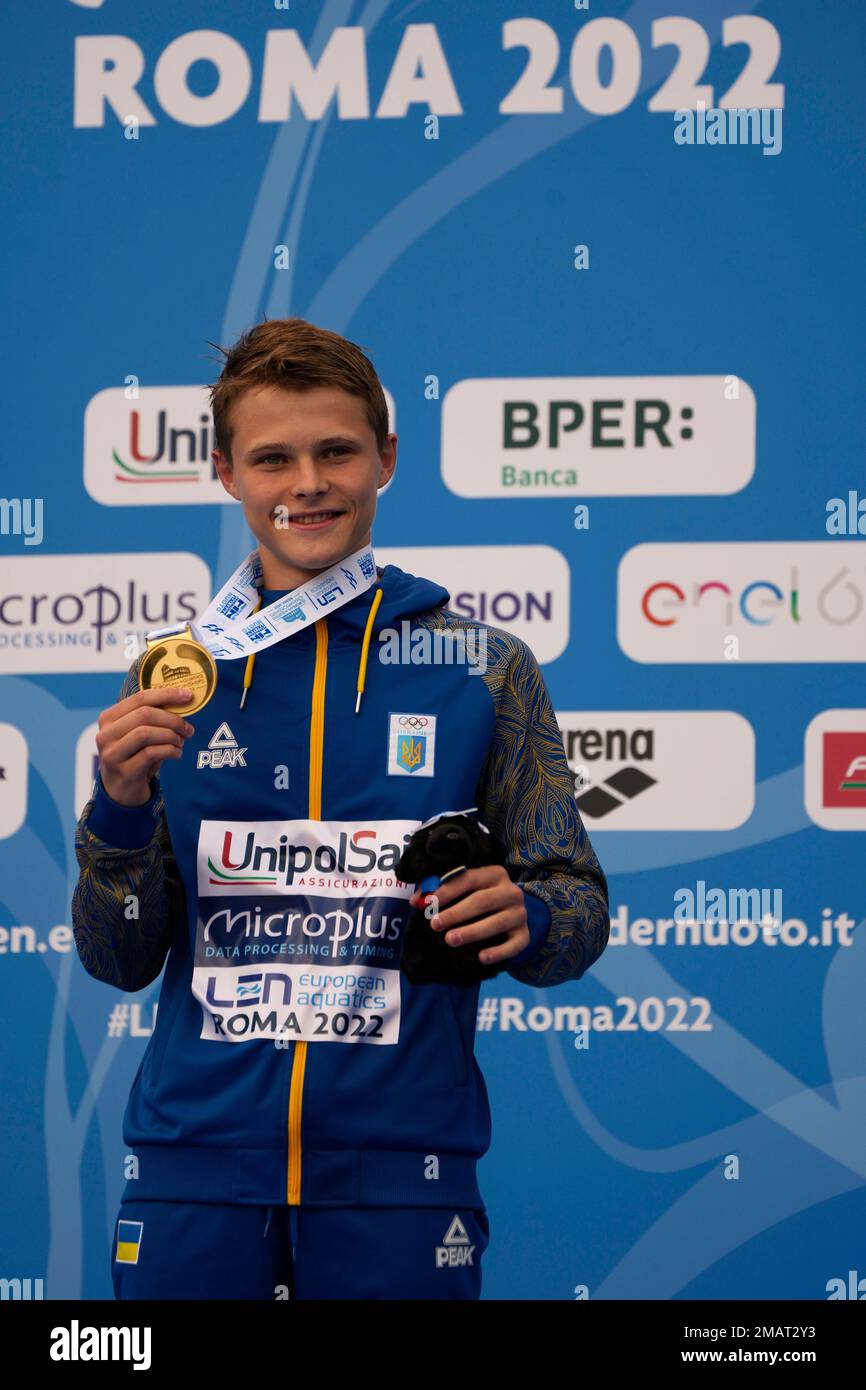 Oloksii Sereda of Ukrainę celebrates his gold medal on the podium of ...