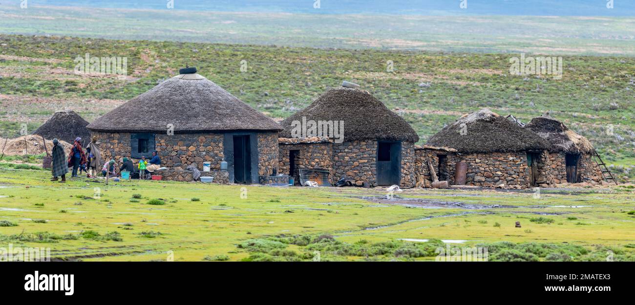 African huts hi-res stock photography and images - Alamy