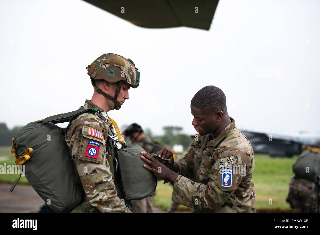 T 11 reserve parachute hi-res stock photography and images - Alamy