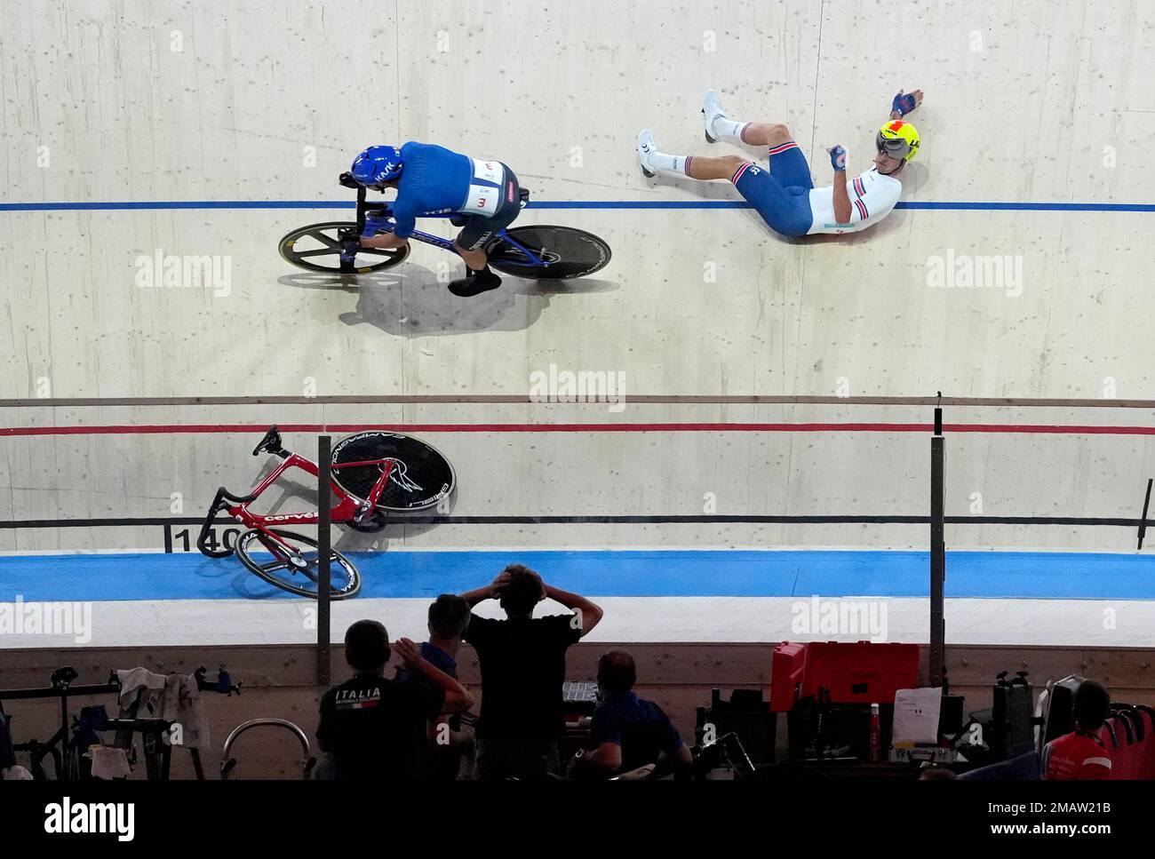 England's William Tidball crashes at Men's Madison final during the ...