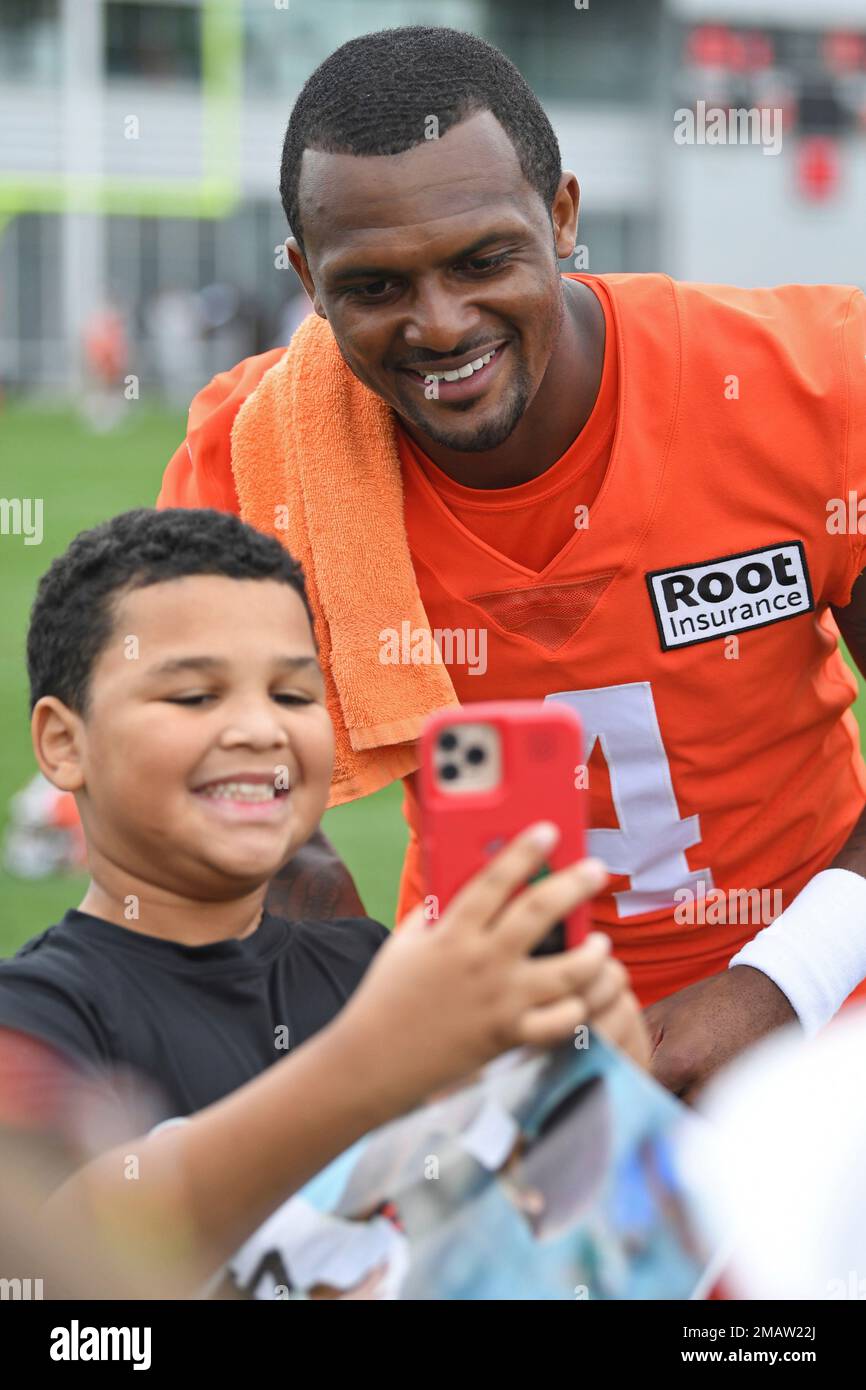 Cleveland Browns quarterback Deshaun Watson poses for a selfie with a ...