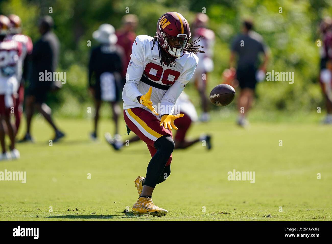 Washington Commanders wide receiver Cam Sims (89) catches a pass during ...