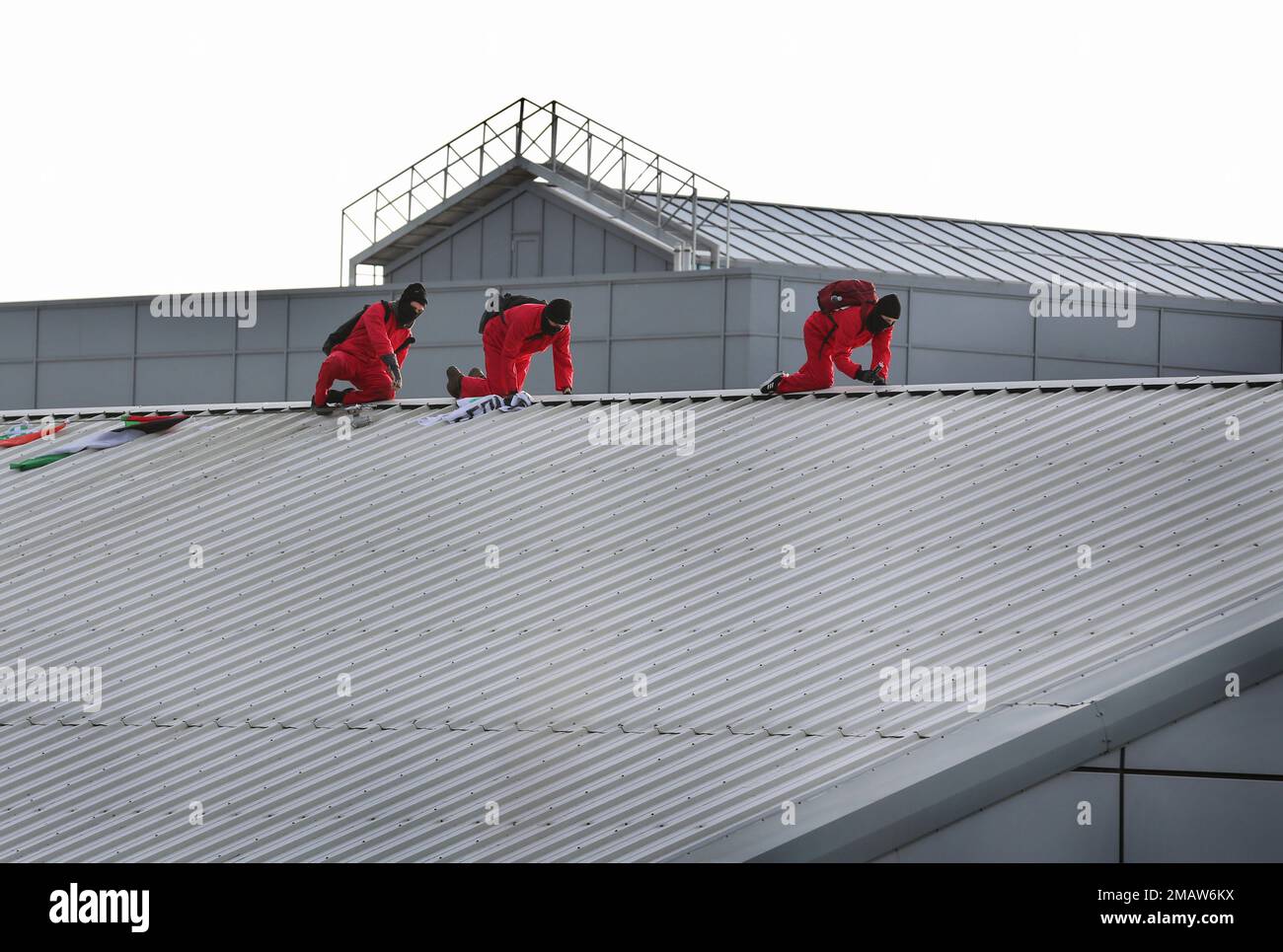Edinburgh, UK. 19th Jan, 2023. Three protesters crawl along the ridge ...