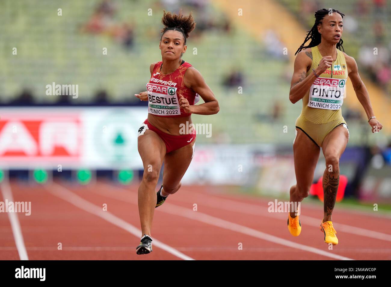Jael Bestue, of Spain, and Tatjana Pinto, of Germany, right, compete in ...