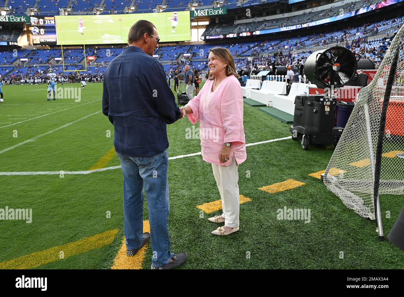Baltimore Ravens owner Steve Bisciotti, left, talks with Tennessee ...