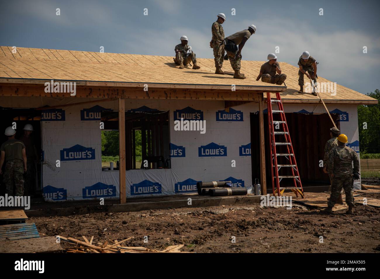 Oklahoma National Guard Soldiers with the 2120th Engineer Company ...