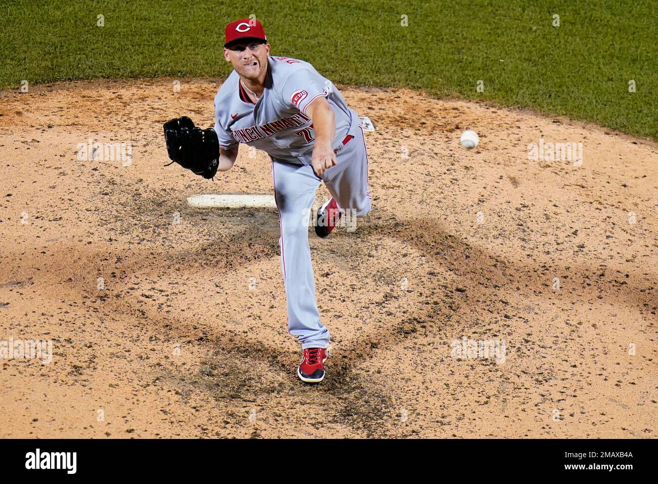 Cincinnati Reds' Ross Detwiler pitches during the seventh inning of the ...