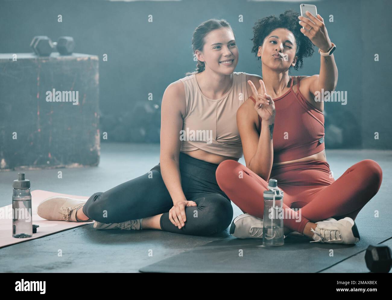 Gym selfie woman hi-res stock photography and images - Alamy