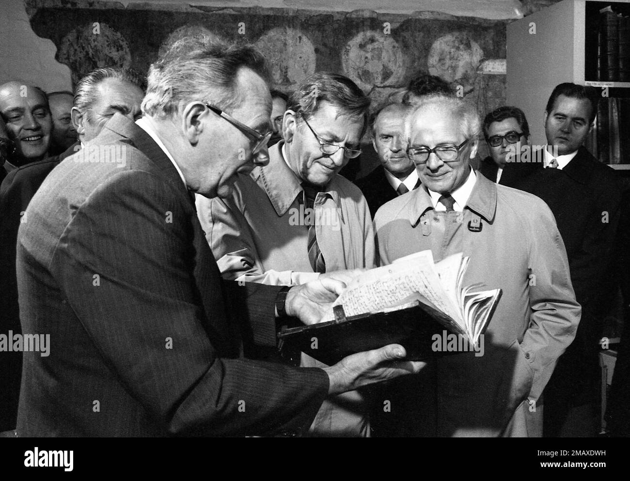 Swedish premier Olof Palme, center, and east German party and state ...
