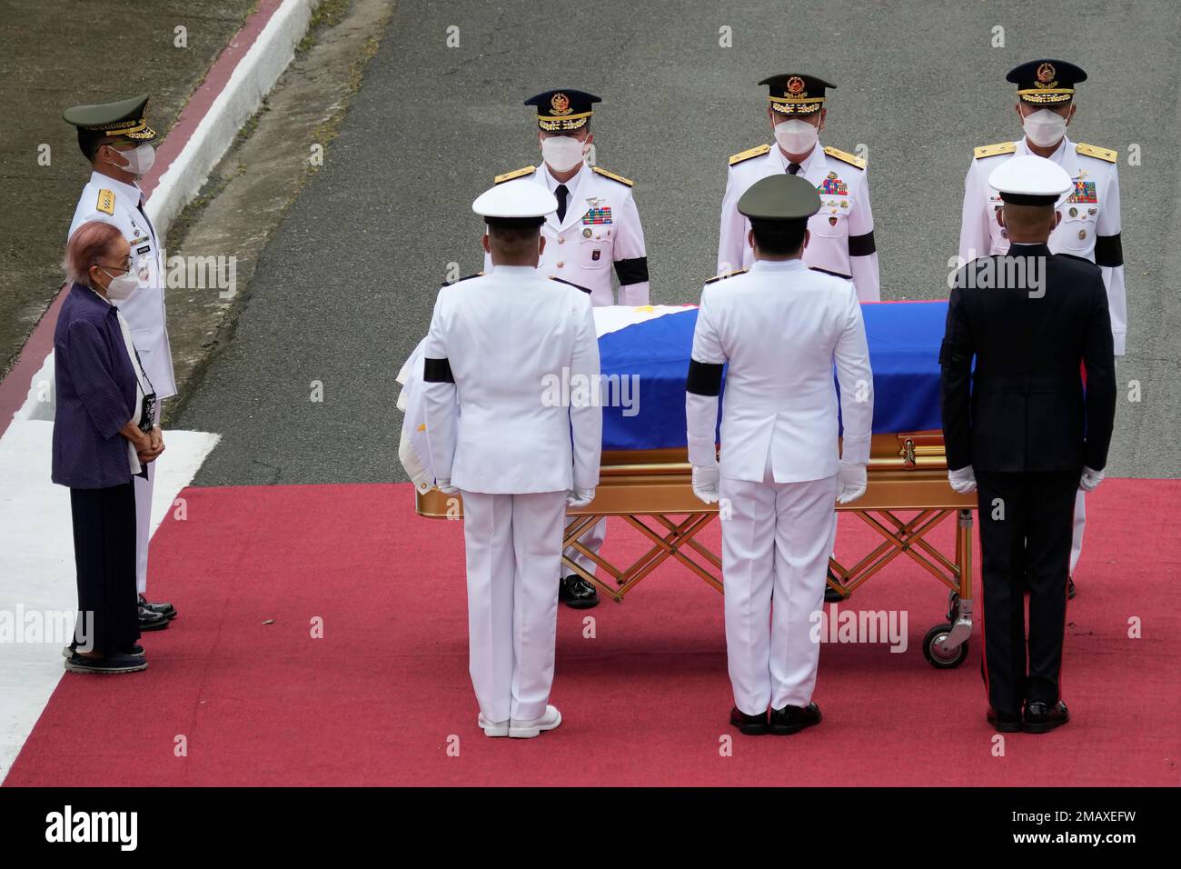 Widow and former first lady Amelita Ramos, left, with military chief ...