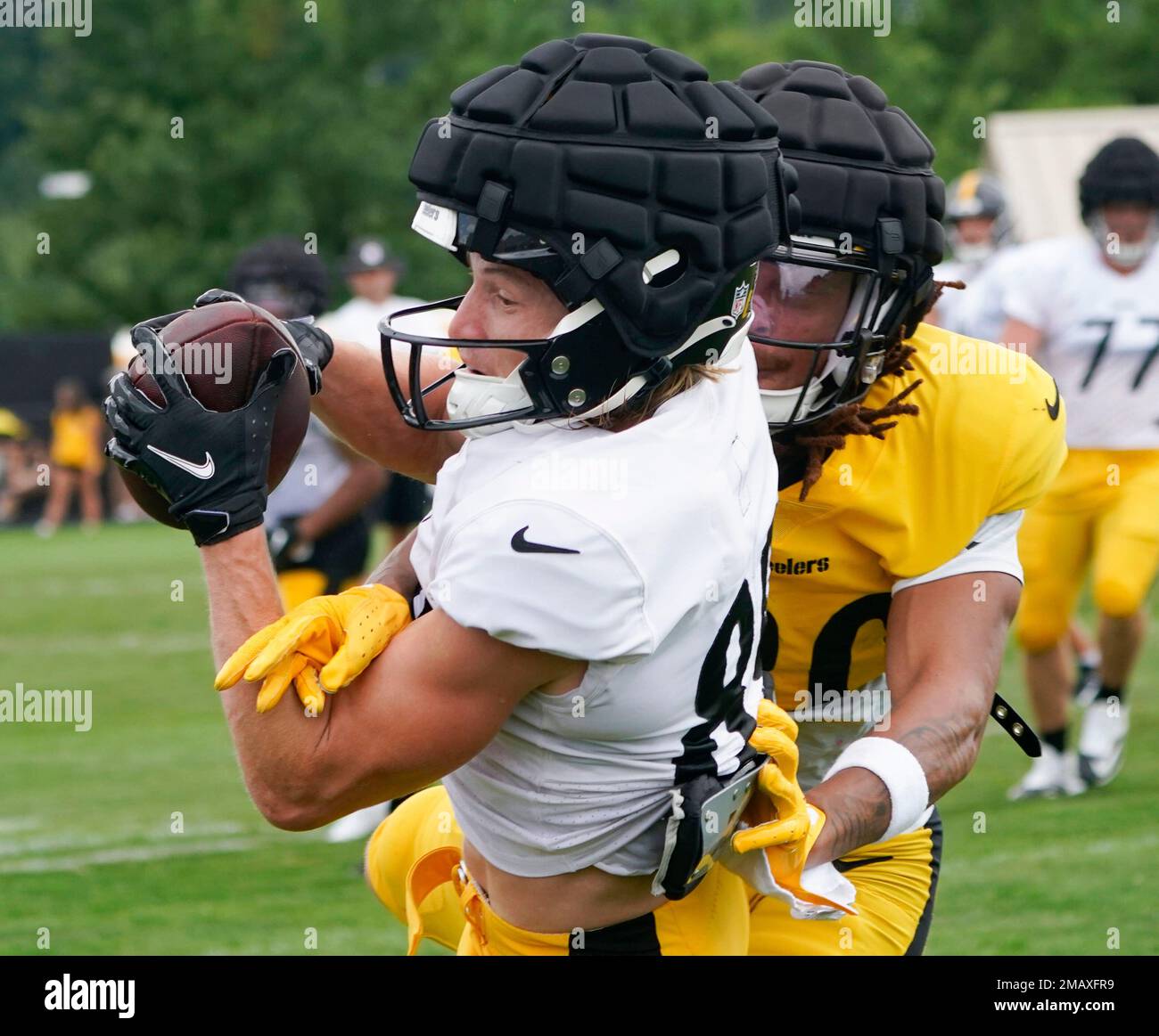 Pittsburgh Steelers wide receiver Gunner Olszewski, left, pulls in a ...