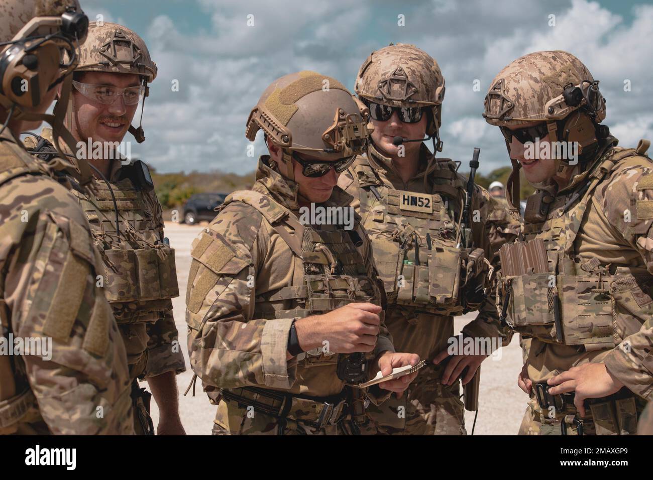 U.S. sailors with Explosive Ordnance Disposal Mobile Unit Five (EODMU 5 ...