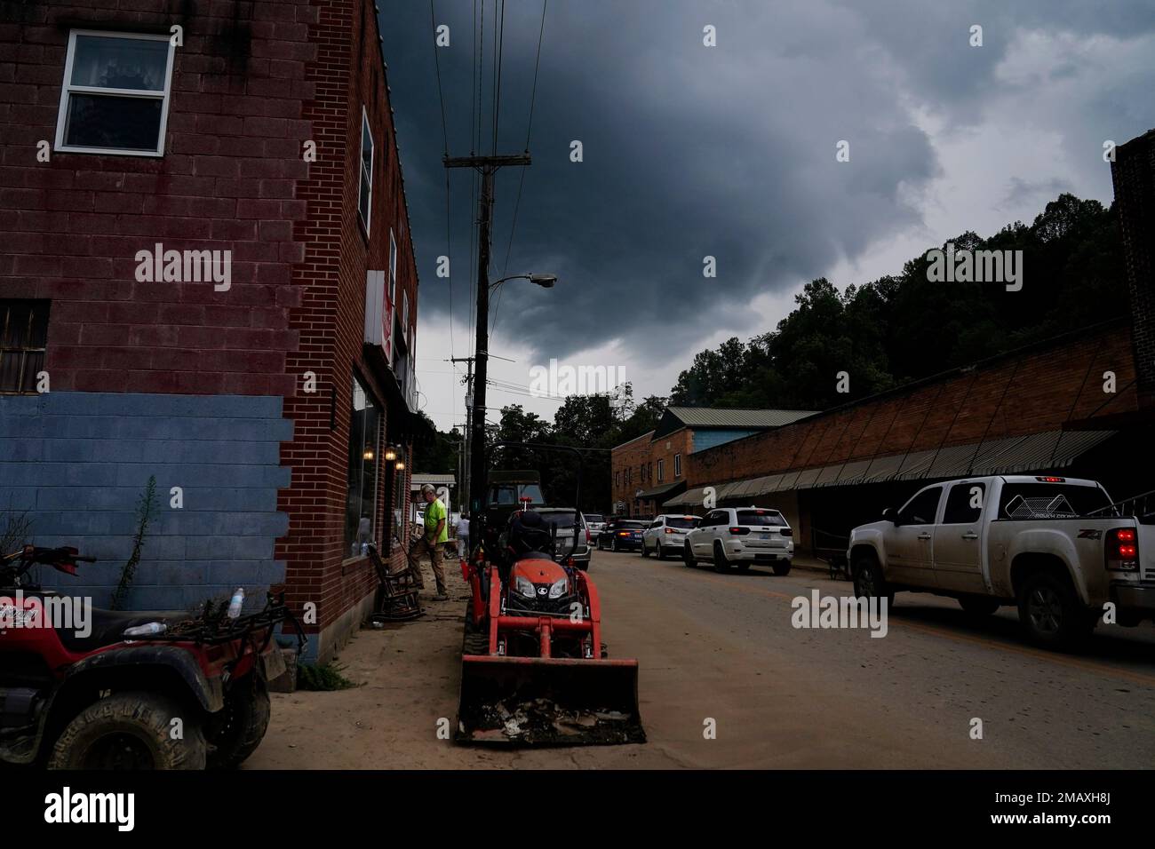 Jeff Hawkins walks into his fathers shop as the town starts to evacuate ...