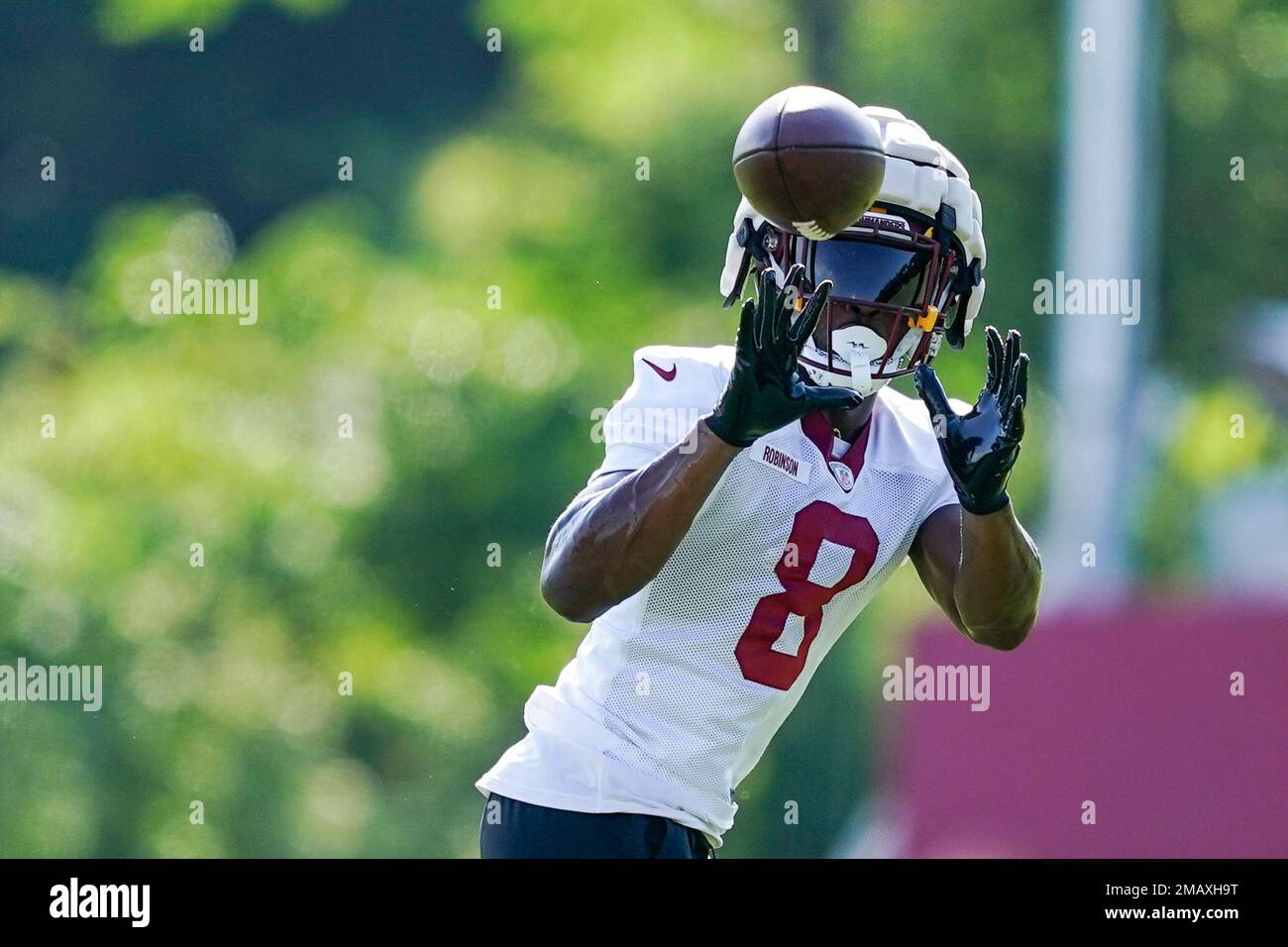 Washington Commanders running back Brian Robinson (8) catches a pass ...