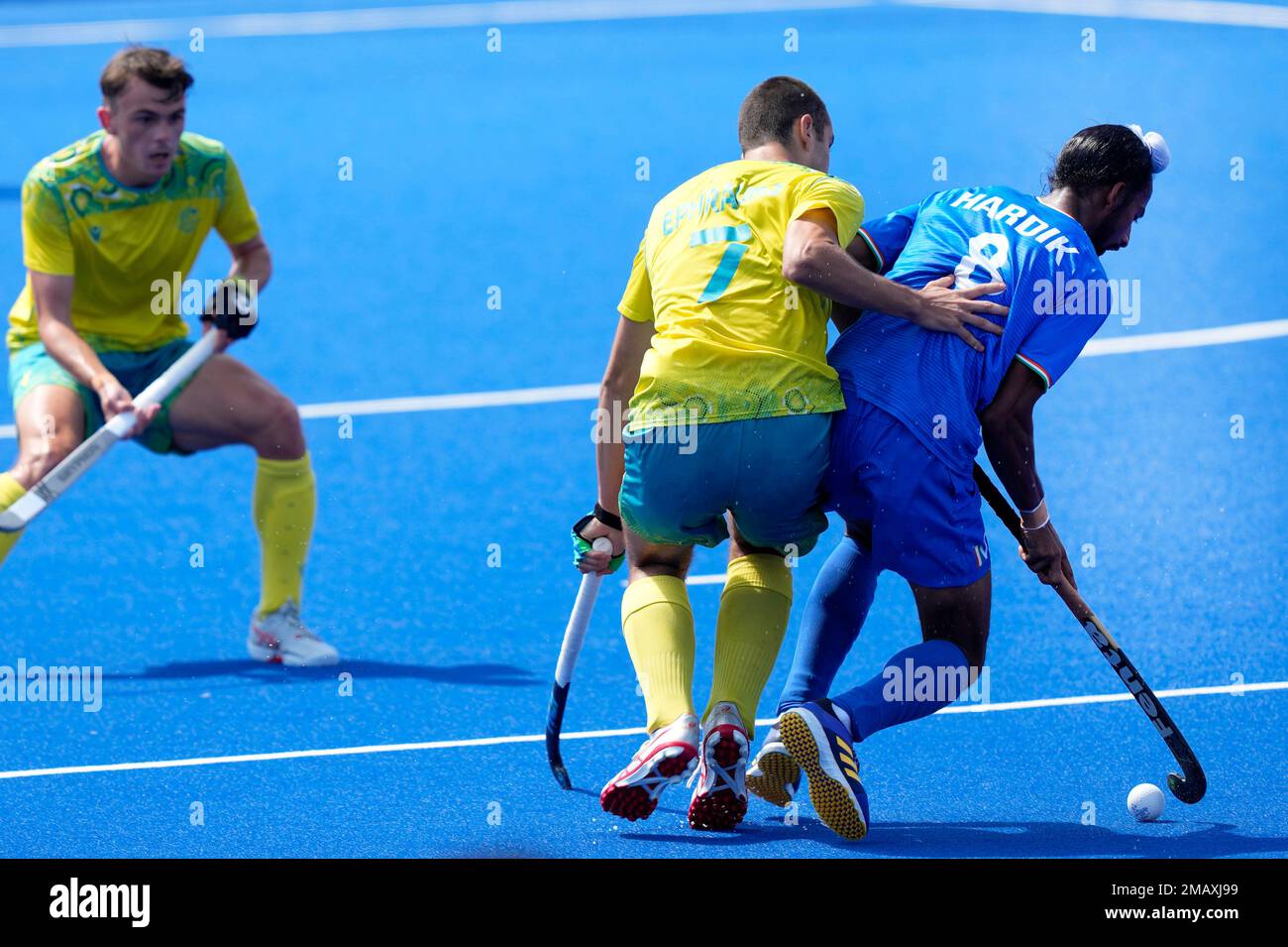 India's Singh Hardik, right, fights for the ball against Australia's ...