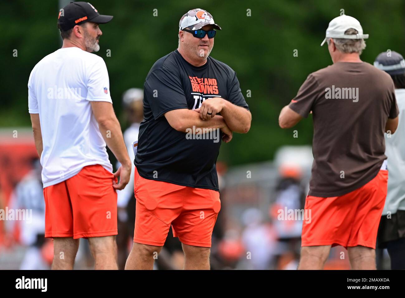 Cleveland Browns offensive coordinator Alex Van Pelt, center, stands ...