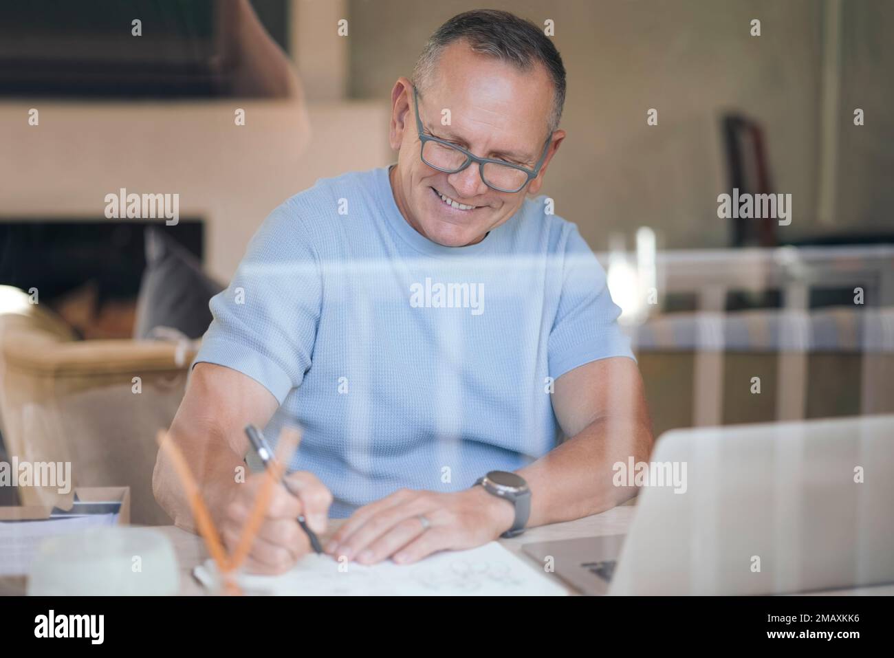 Old man working hard hi-res stock photography and images - Alamy