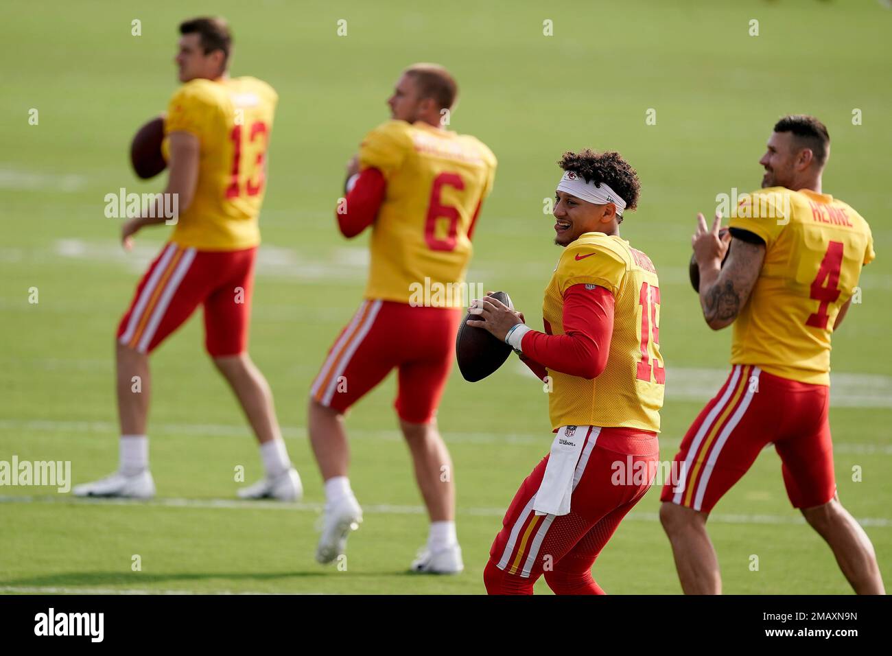 Kansas City Chiefs quarterbacks Dustin Crum (13), Shane Buechele (6 ...