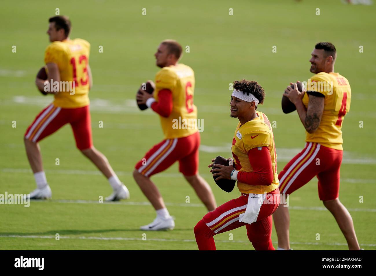 Kansas City Chiefs quarterbacks Dustin Crum (13), Shane Buechele (6 ...