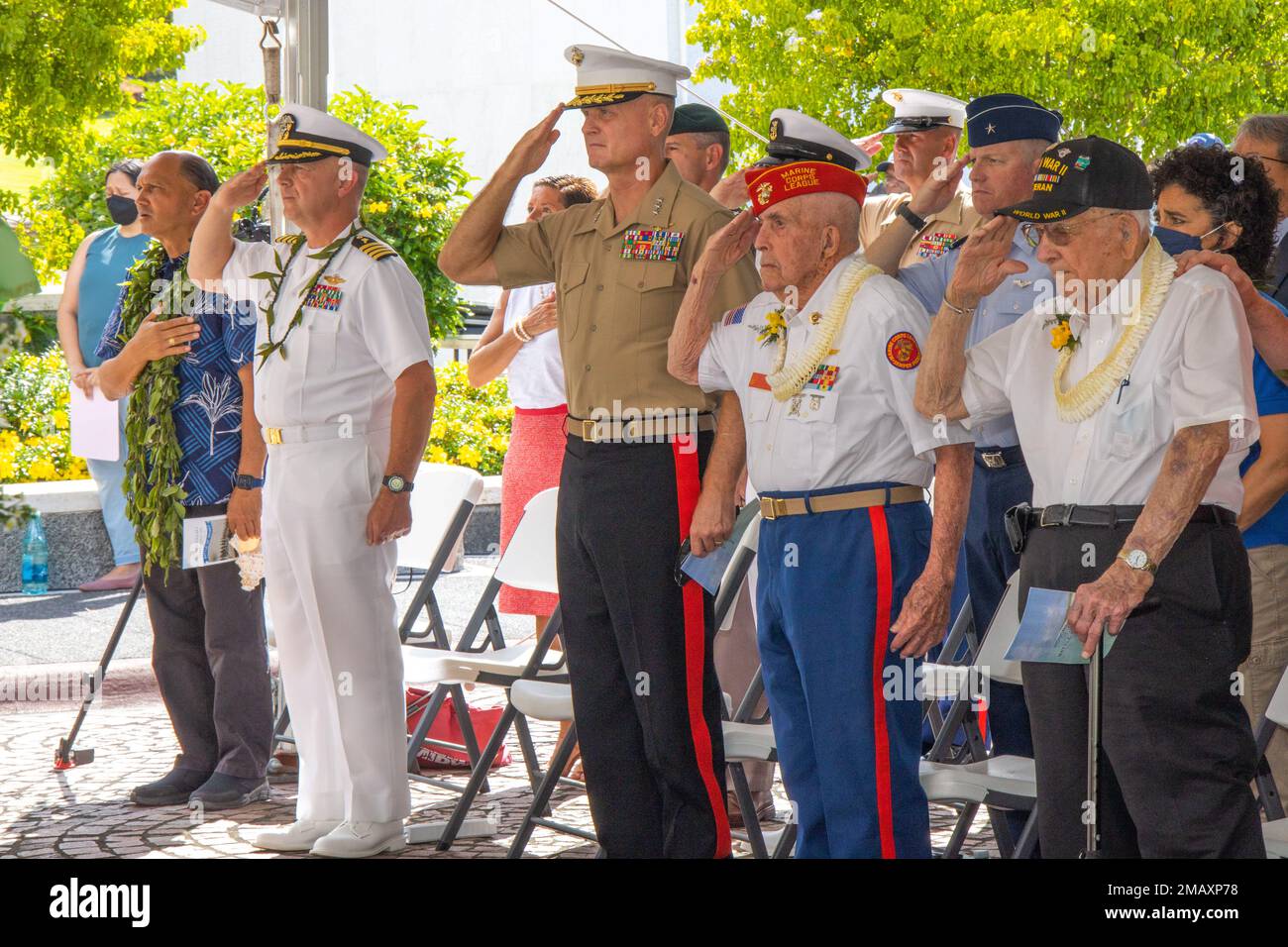 U.S. Marine Corps Lt. Gen. Steven R. Rudder, center, commander, U.S ...