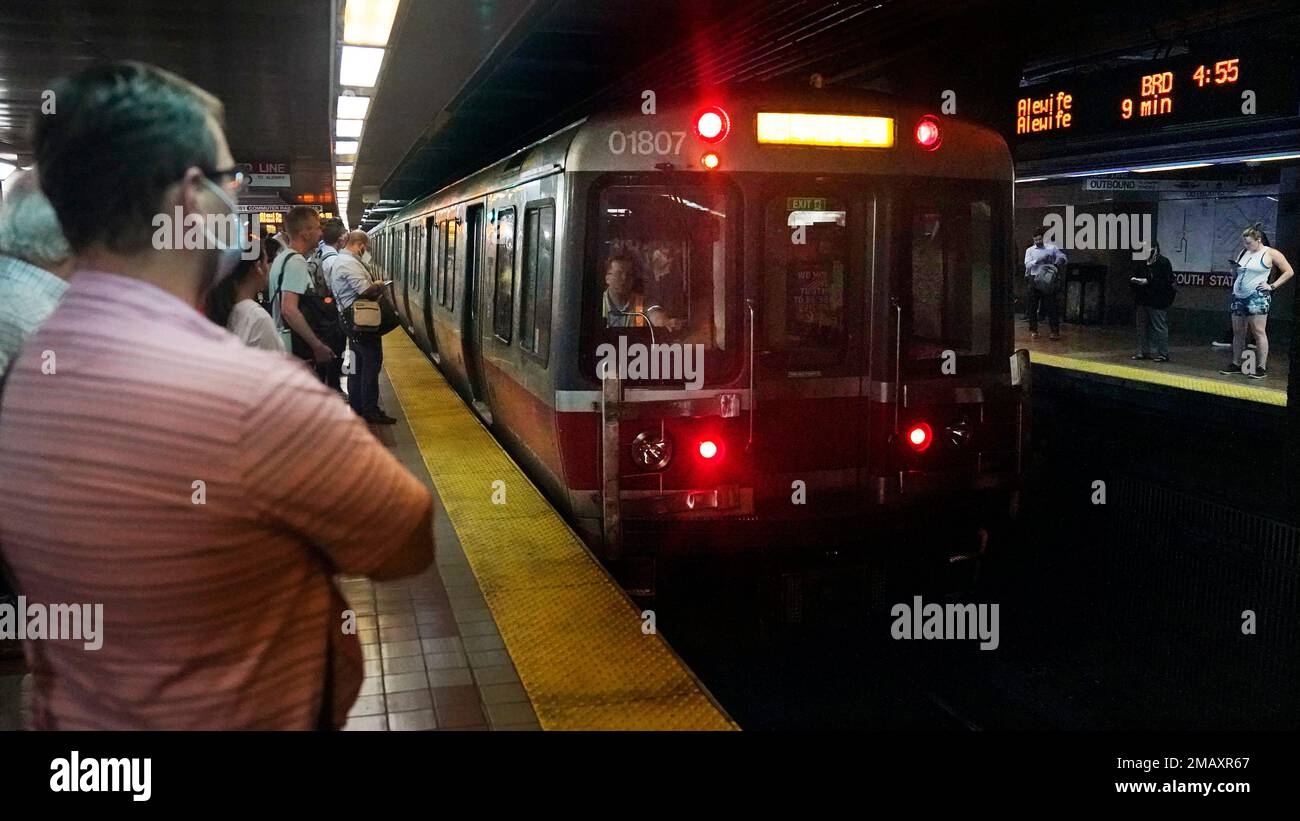 Commuters wait as a Red Line subway train arrives at rush hour at the ...