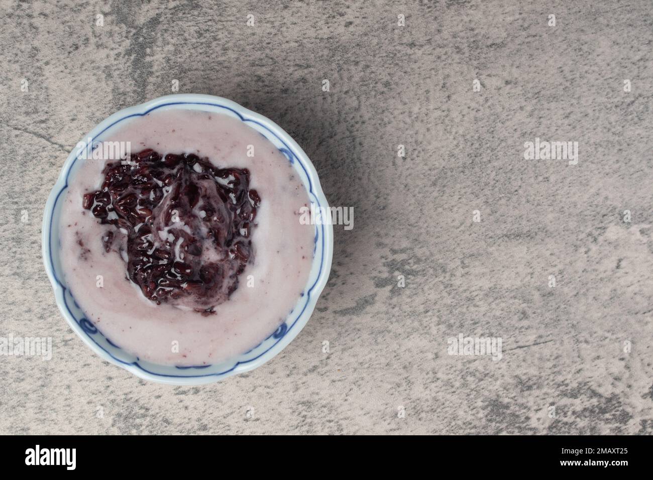 Black sticky rice in coconut milk Stock Photo - Alamy