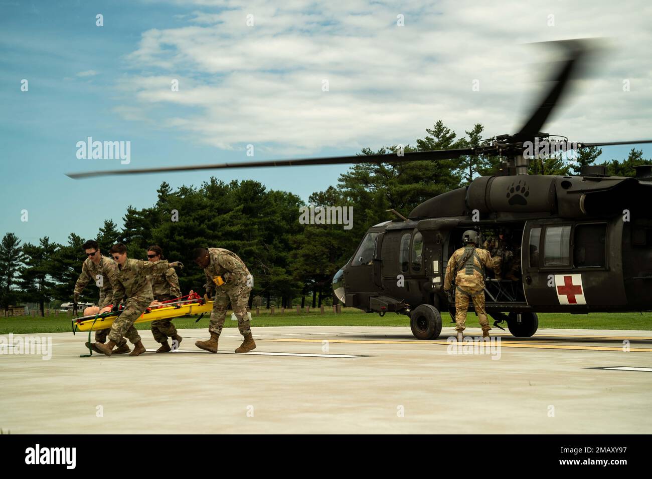 Soldiers from the 735th Search and Extraction Recon Team carry off a ...