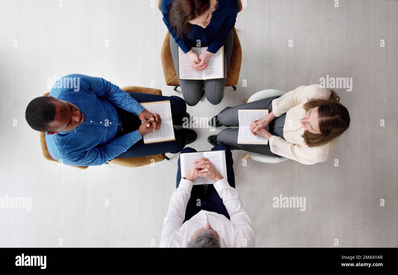 Diverse group people reading hi-res stock photography and images - Alamy