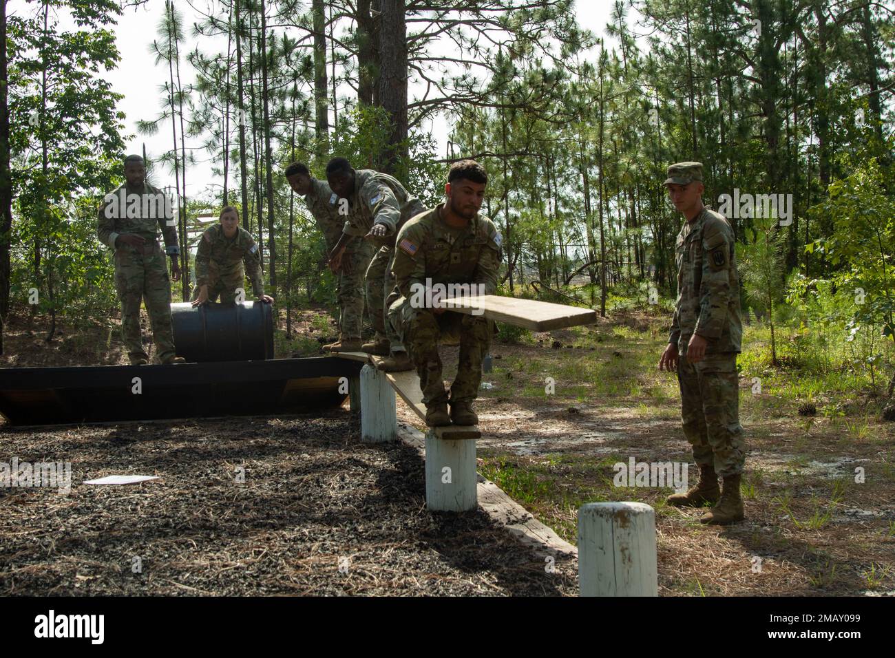 Soldiers assigned to 7th Transportation Brigade - Expeditionary work ...