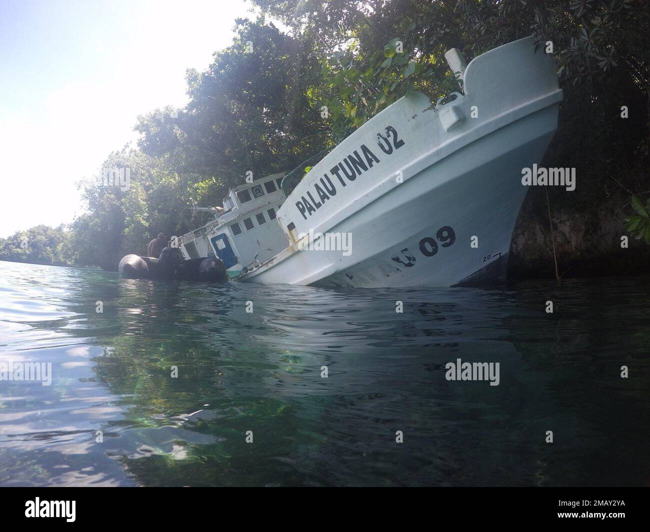 MALAKAL PORT, Palau (June 7, 2022) Sailors assigned to Mobile Diving ...