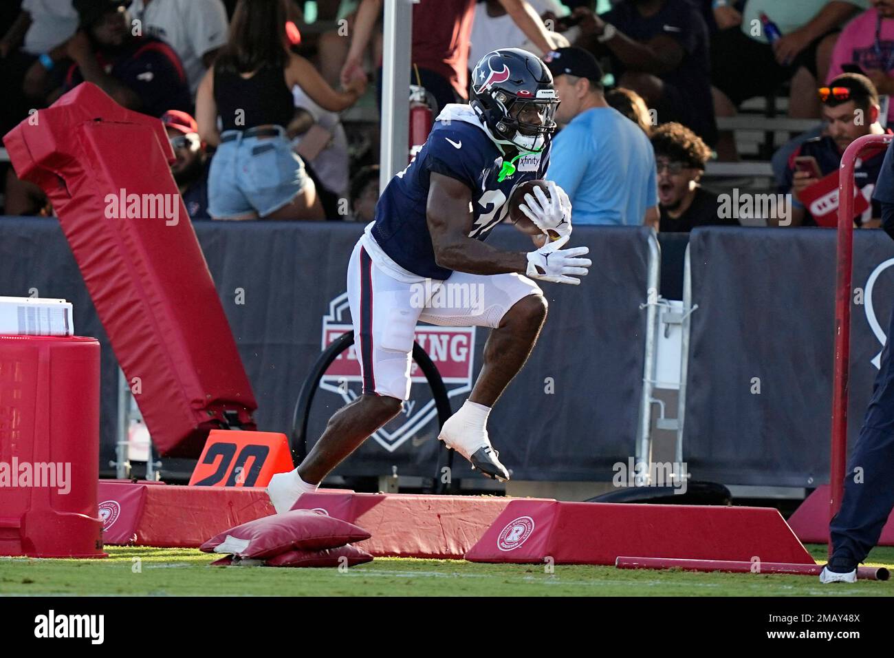 Houston Texans running back Dameon Pierce (31) takes part in a drill ...