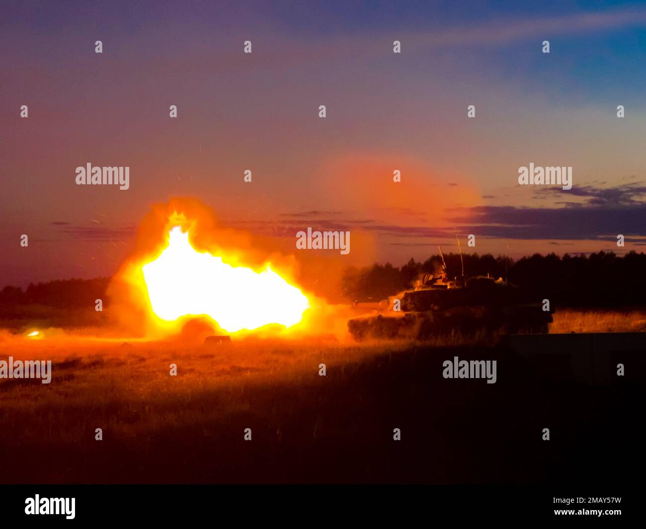 M1a2 abrams tank night hi-res stock photography and images - Alamy