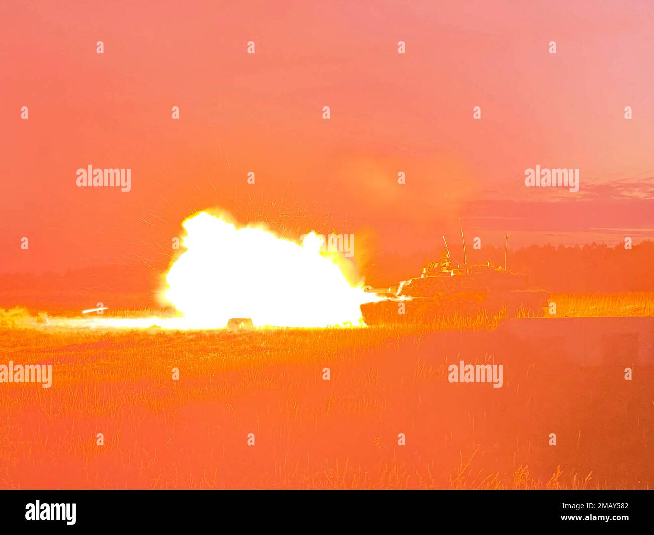 M1a2 abrams tank night hi-res stock photography and images - Alamy