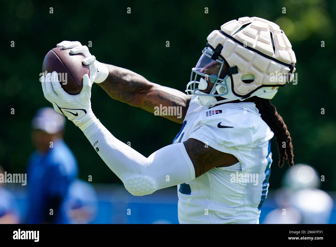 Indianapolis Colts tight end Mo Alie-Cox (81) makes a catch during ...