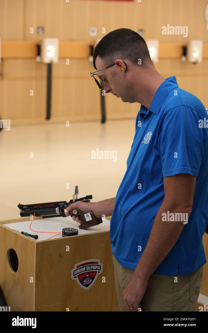 Staff Sgt. Nick Mowrer and Spc. Charles Platt compete in the 2022 Men's ...