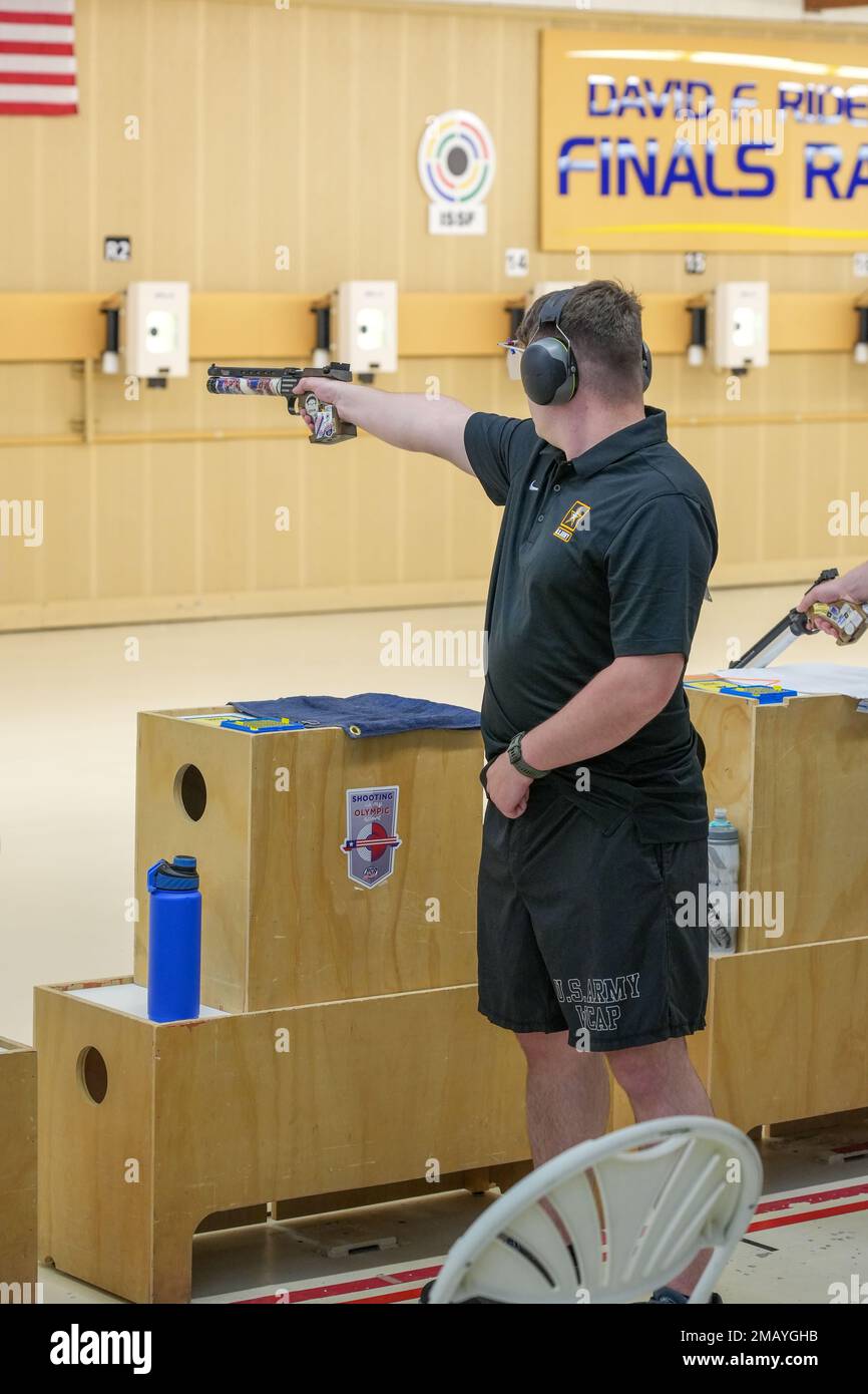 Staff Sgt. Nick Mowrer and Spc. Charles Platt compete in the 2022 Men's ...