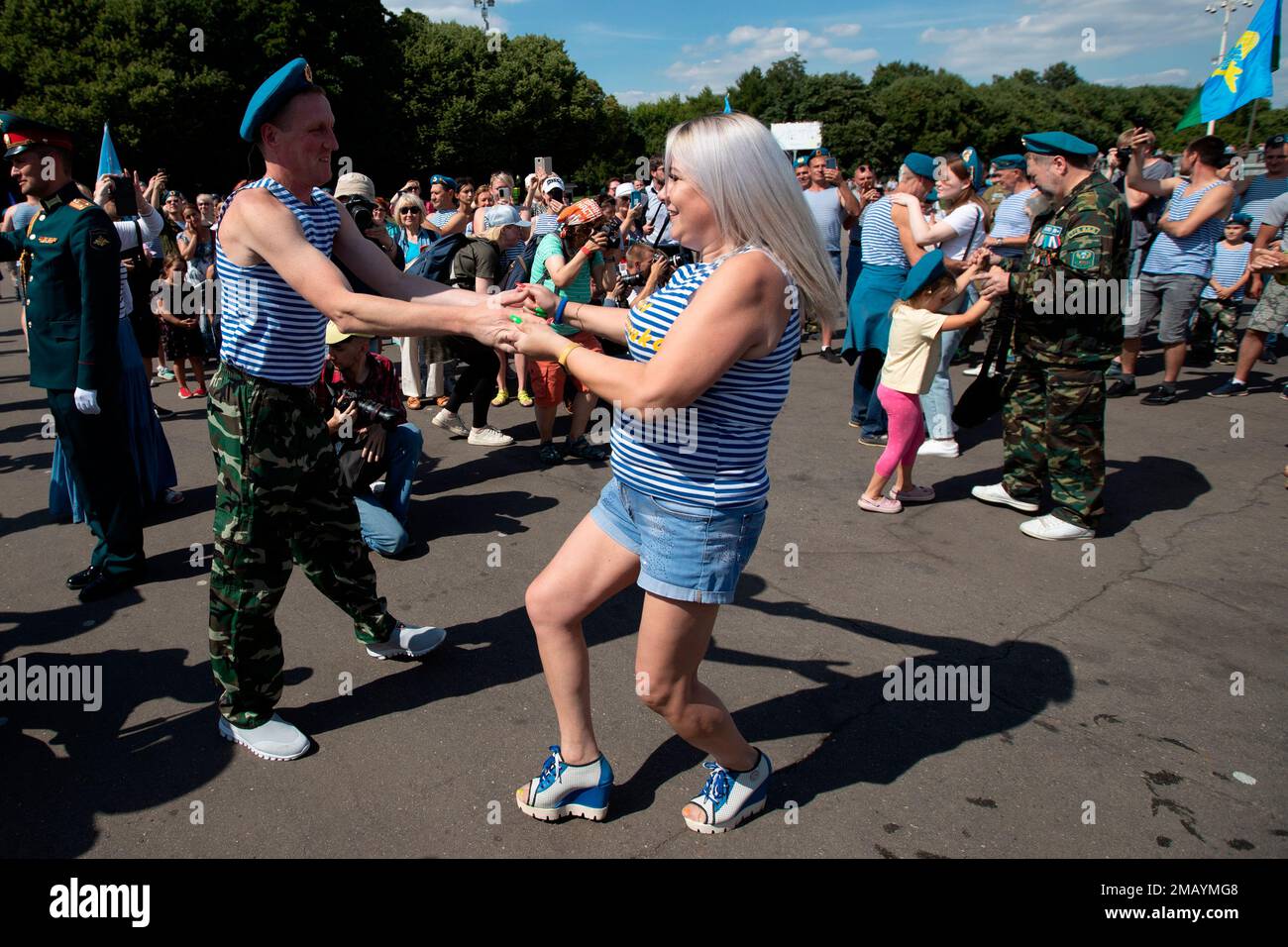 Russian paratrooper veterans dance while celebrating the Day of ...