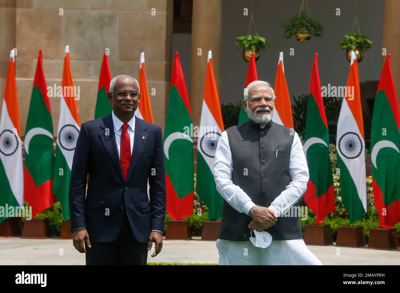 Maldives President Ibrahim Mohamed Solih, left and Indian Prime ...