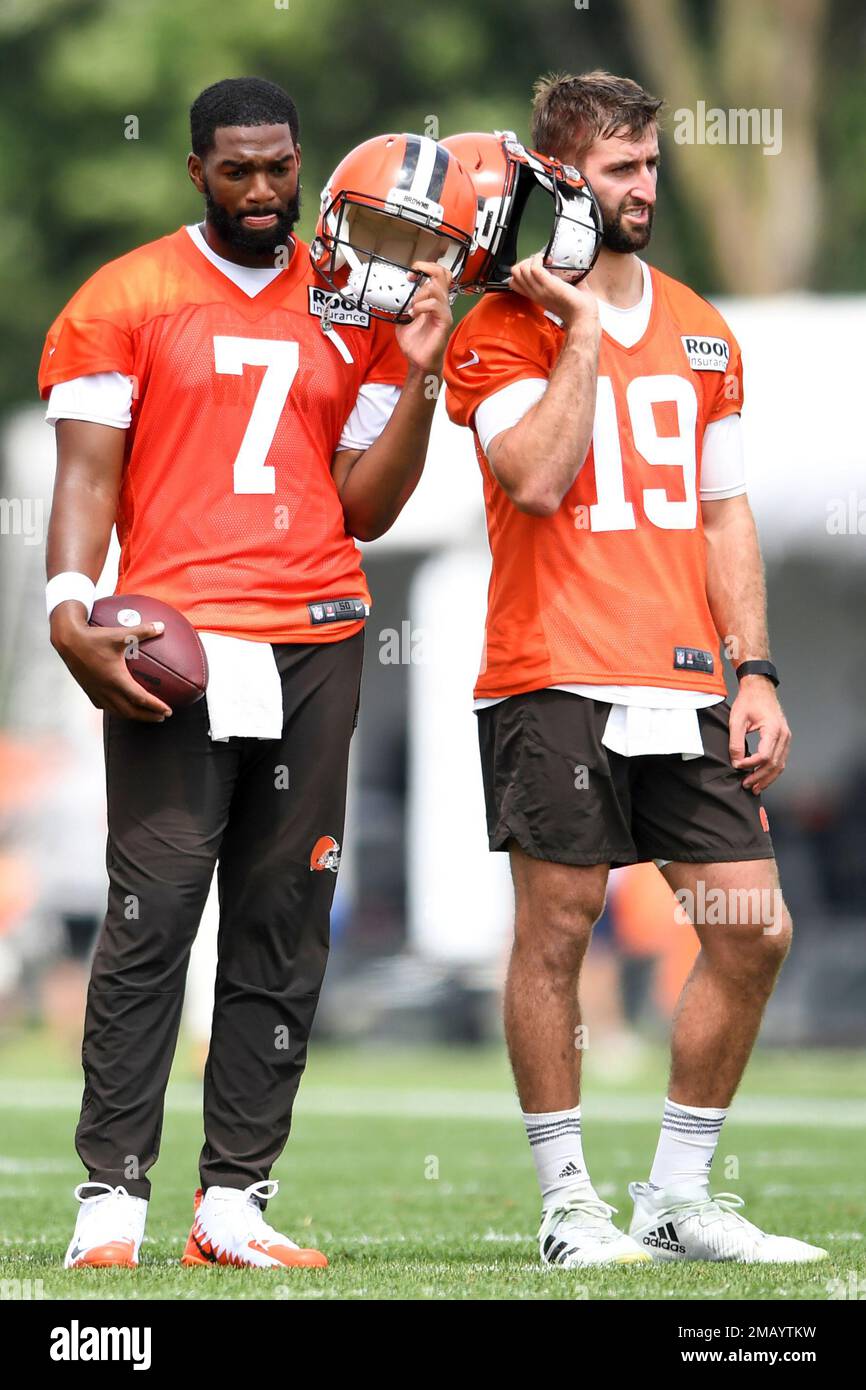 Cleveland Browns quarterback Jacoby Brissett (7) and Josh Rosen (19 ...