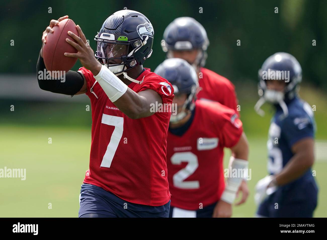 Seattle Seahawks quarterback quarterback Geno Smith (7) catches a ...