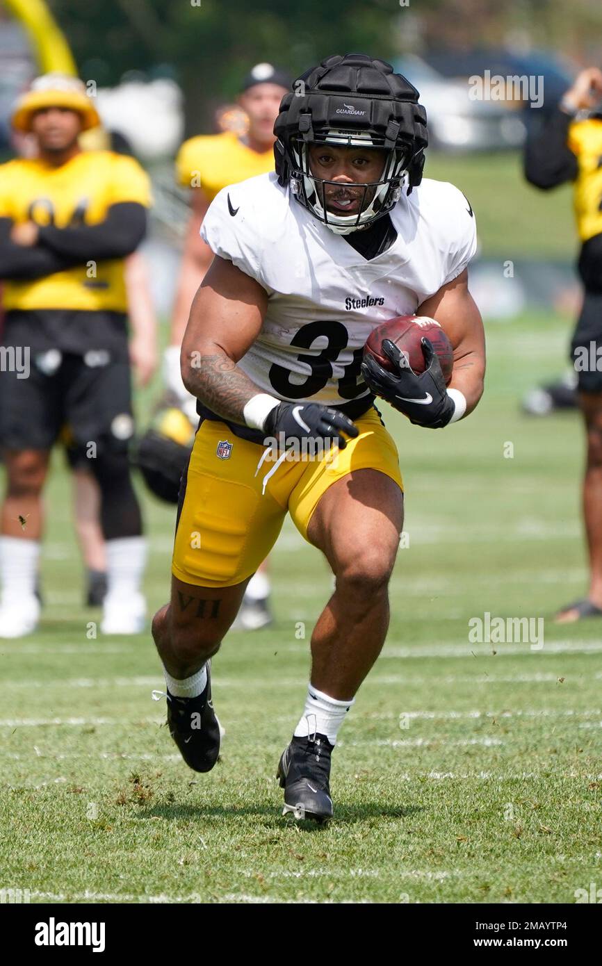 Pittsburgh Steelers running back Jaylen Warren (30 makes a gain in a ...