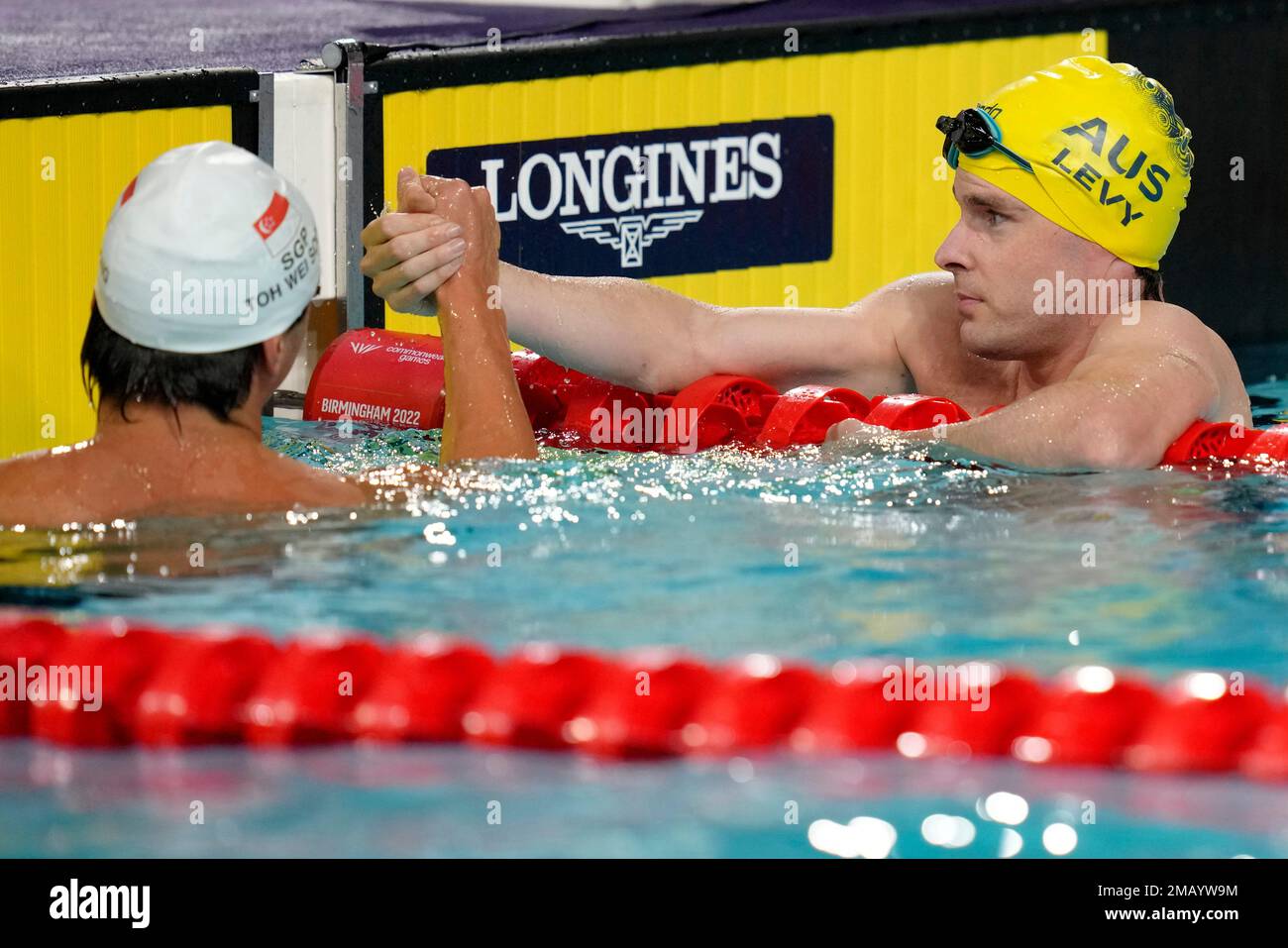 Matthew Levy of Australia, right, shakes hands with Wei Soong Toh of ...