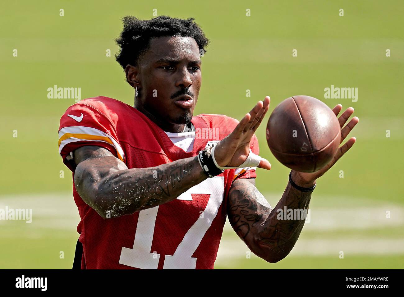 Kansas City Chiefs wide receiver Mecole Hardman catches a ball during ...
